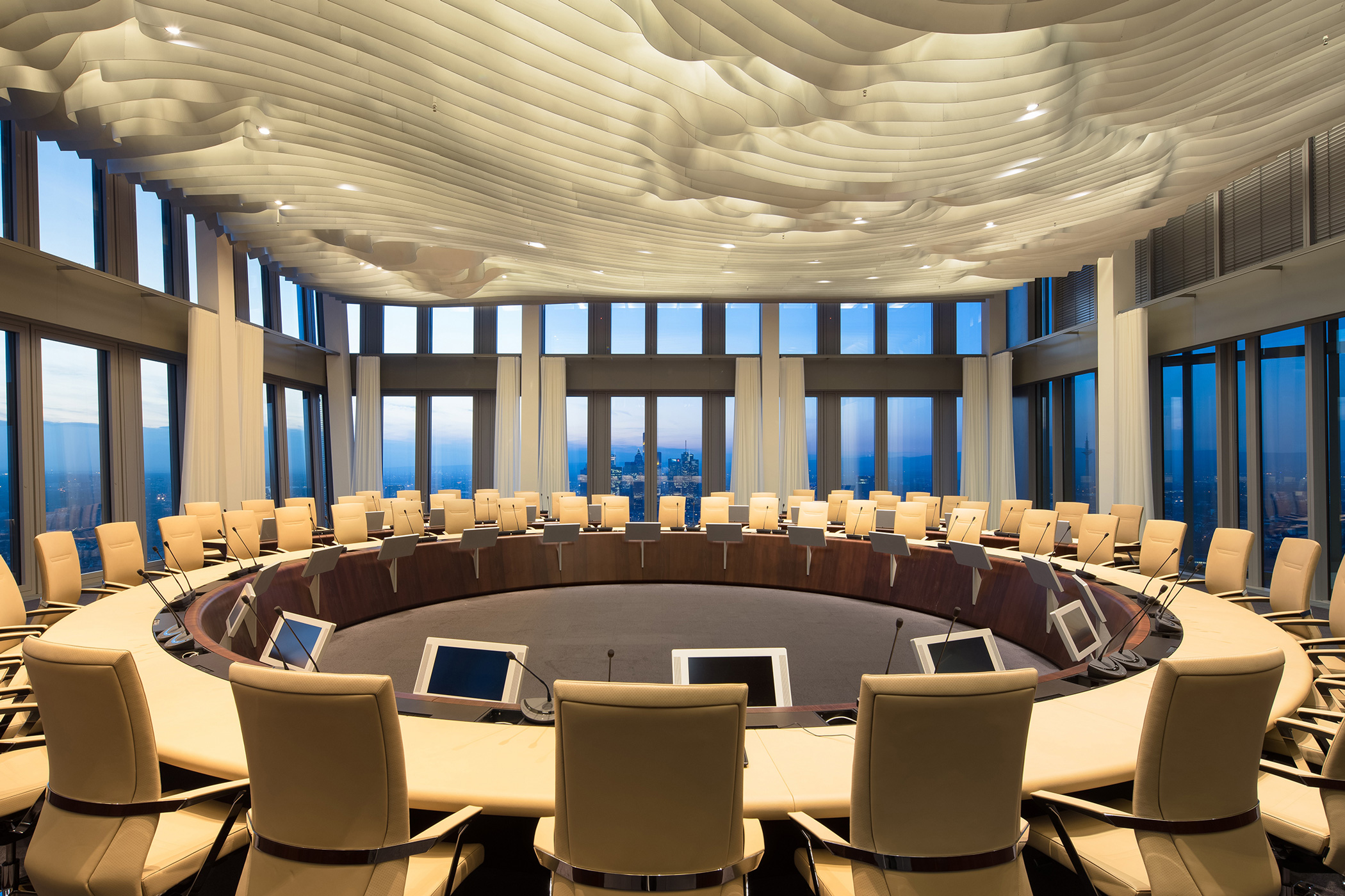 ECB publishes first-ever monetary policy meeting account | Deutsche ...